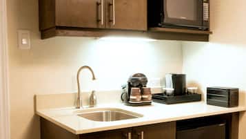 Um frigorífico, um micro-ondas, uma cafeteira/bule