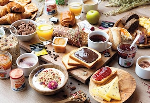 Pequeno-almoço tipo buffet diário mediante uma taxa 