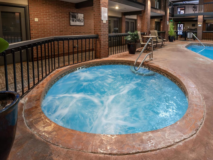 Piscina interna, funciona das 9h às 21h, espreguiçadeiras