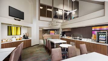Café da manhã com buffet grátis todos os dias
