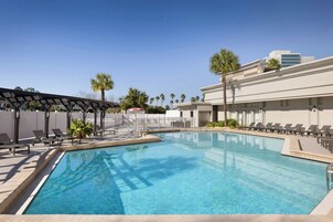 Piscina externa, funciona das 9h às 20h, guarda-sóis, espreguiçadeiras