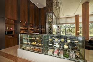 5 restaurantes, pequenos-almoços servidos