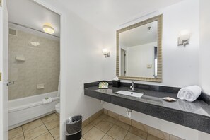Suite Executiva, não fumadores (2 Double Beds) | Casa de banho | Uma combinação polibã/banheira, artigos de higiene ecológicos 