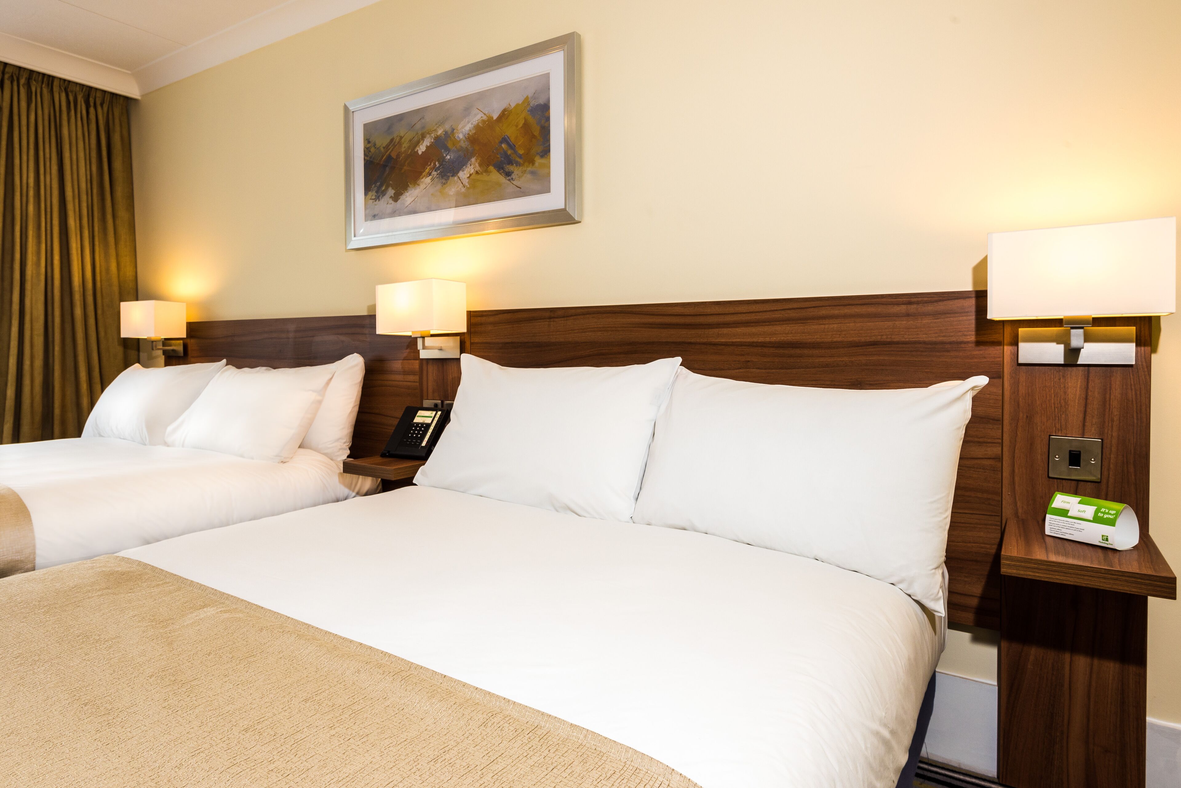 Quarto standard, 2 camas de casal | Escrivaninha, ferros/tábuas de passar roupa, berço de viagem