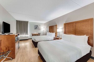 Secretária, cortinas/cortinados opacos, ferro/tábua de engomar 