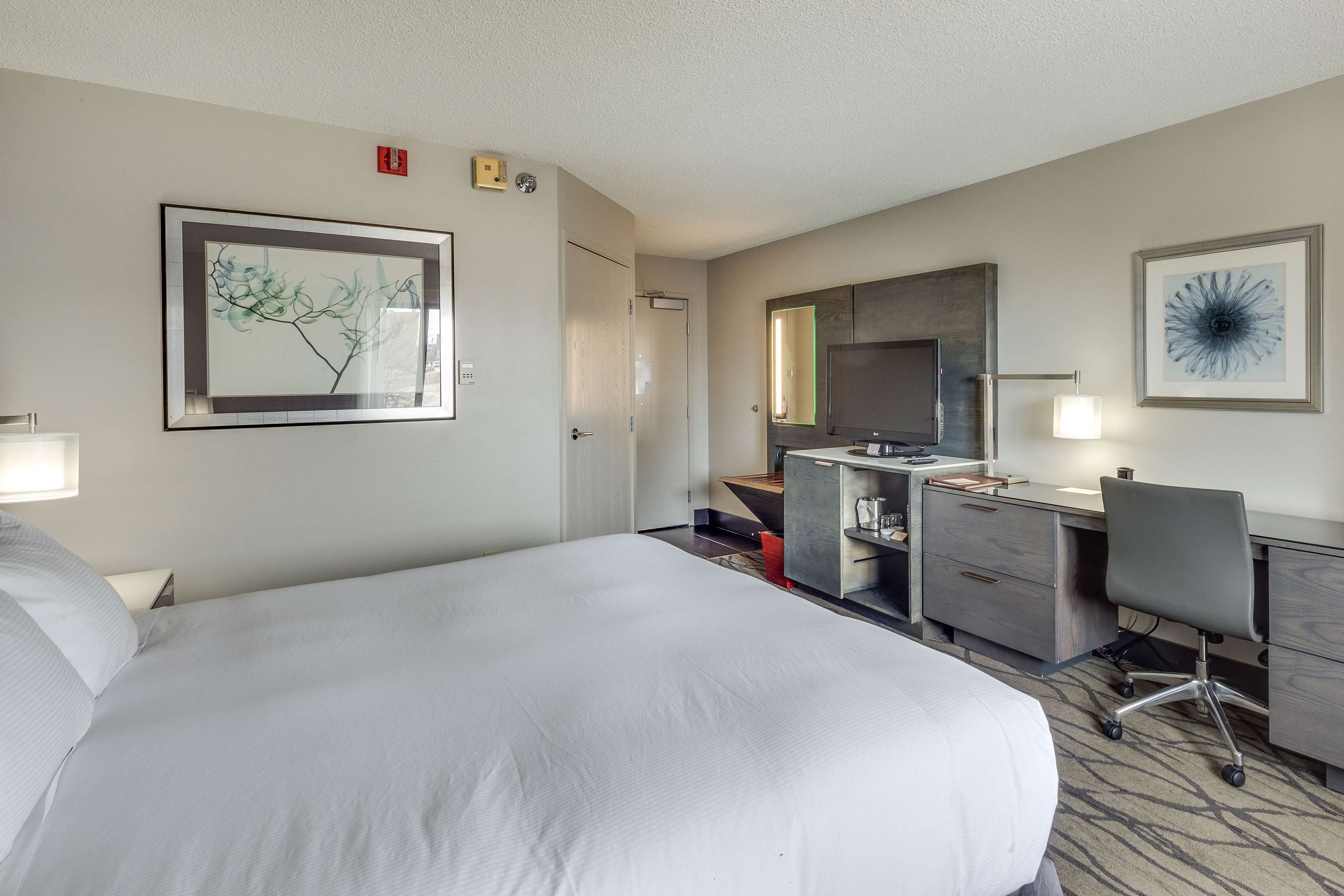 Doubletree by Hilton Hotel Racine Harbourwalk in Racine: Find Hotel ...