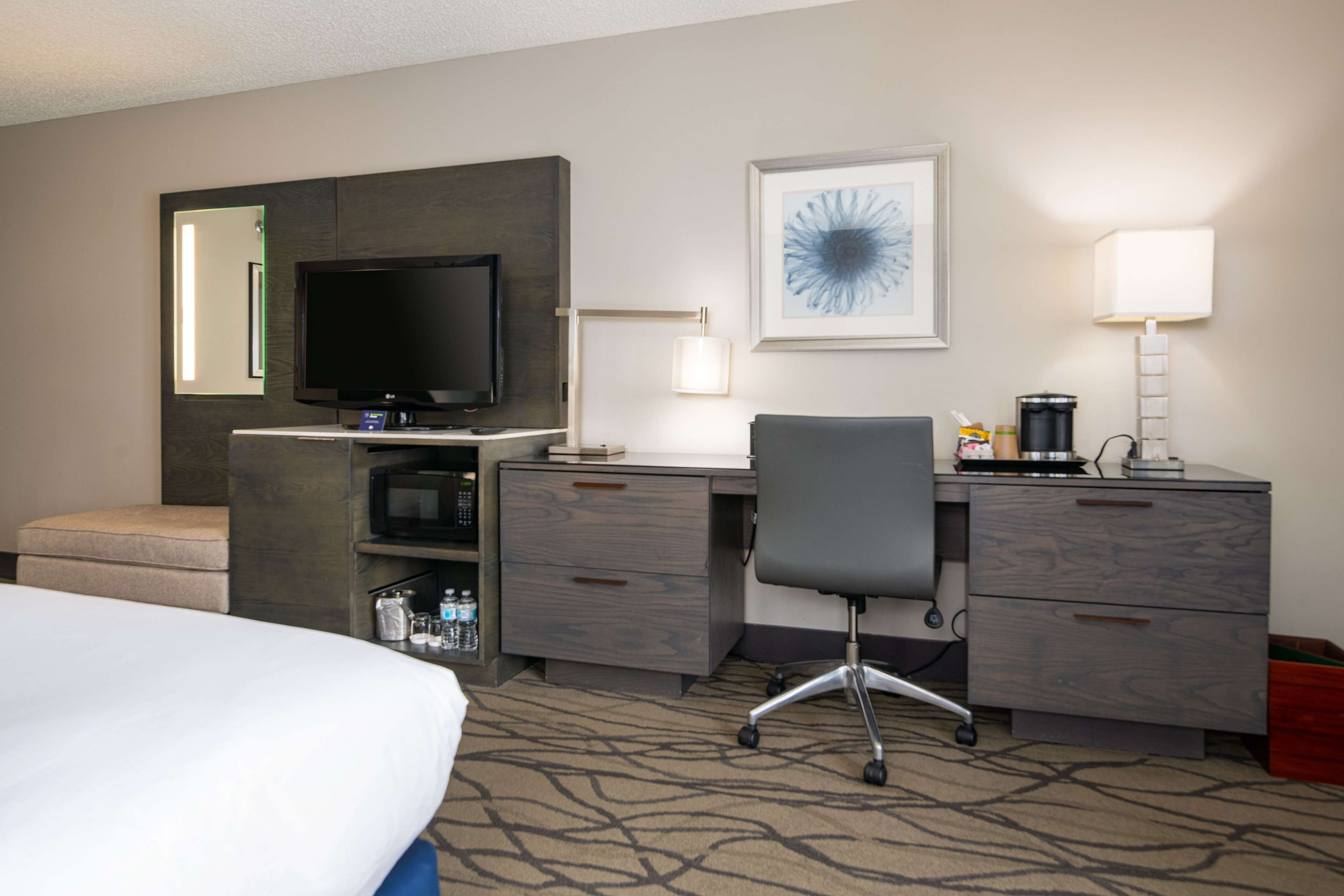 Doubletree by Hilton Hotel Racine Harbourwalk in Racine: Find Hotel ...