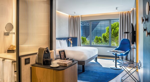 Roupa de alta qualidade, minibar, cofre com capacidade para portátil 