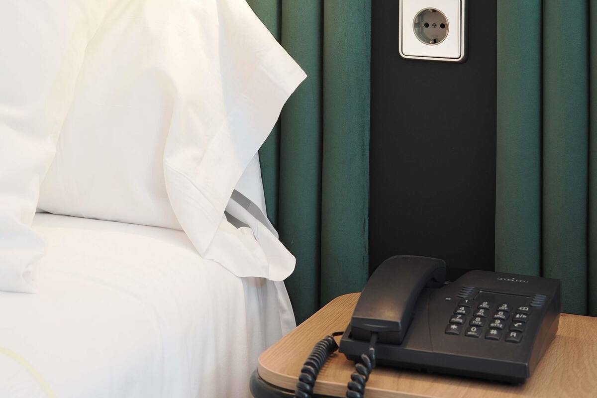 Edredões de penas, minibar, cofre no quarto, secretária 