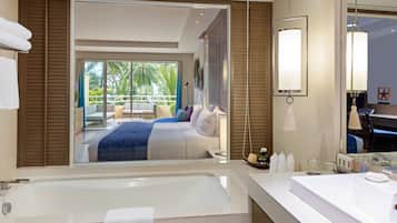 Suite, 1 cama king-size, vista para a piscina (Furnished Balcony) | Casa de banho | Um polibã, um chuveiro fixo, artigos de higiene pessoal grátis