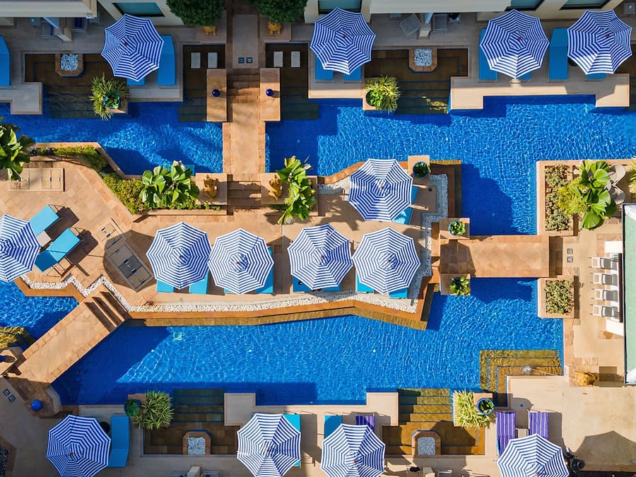 6 piscinas exteriores, da(s) 8:00 à(s) 19:00, guarda-sóis