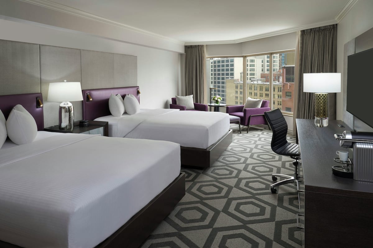 Quarto Premium, 2 camas de casal, acesso ao Club Lounge | Roupa de alta qualidade, minibar, cofre com capacidade para portátil 