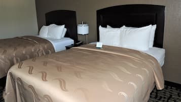 Quarto standard, 2 camas Queen, para não fumantes | Roupas de cama premium, escrivaninha, espaço de trabalho para notebook