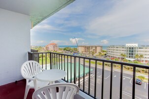 Cofres nos quartos, escrivaninha, cortinas blackout