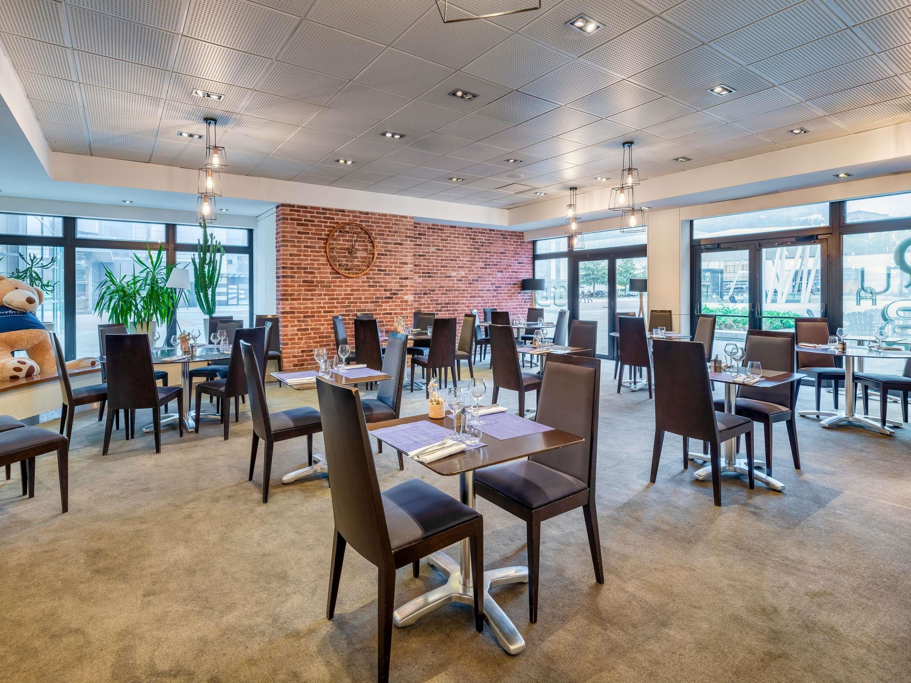 Almoços e jantares servidos, incluindo cozinha francesa 