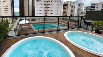 Piscina exterior, guarda-sóis, espreguiçadeiras