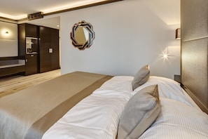 Deluxe Design Zimmer | Roupa hipoalergénica, minibar, cofre no quarto, secretária 