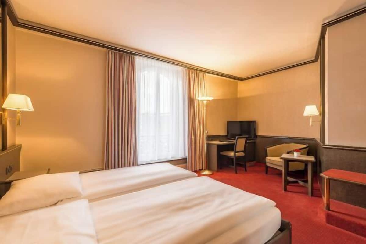 Roupas de cama antialérgicas, frigobar, cofres nos quartos, escrivaninha