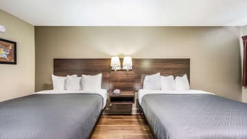 Secretária, cortinas/cortinados opacos, ferro/tábua de engomar
