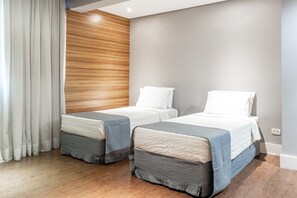 Quarto Twin Tradicional | Minibar, secretária, cortinas/cortinados opacos, Wi-fi grátis 