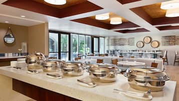 Pequenos-almoços e jantares servidos, incluindo cozinha americana