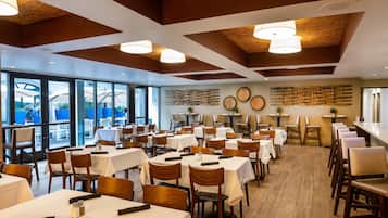 Pequenos-almoços e jantares servidos, incluindo cozinha americana