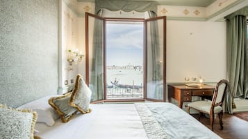 Deluxe, Vista para o canal (Deluxe Double Room) | Lençóis de algodão egípcio, roupa de alta qualidade, minibar