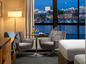 Roupas de cama premium, cofres nos quartos, escrivaninha