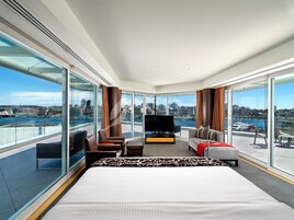 Roupa de alta qualidade, cofre no quarto, secretária