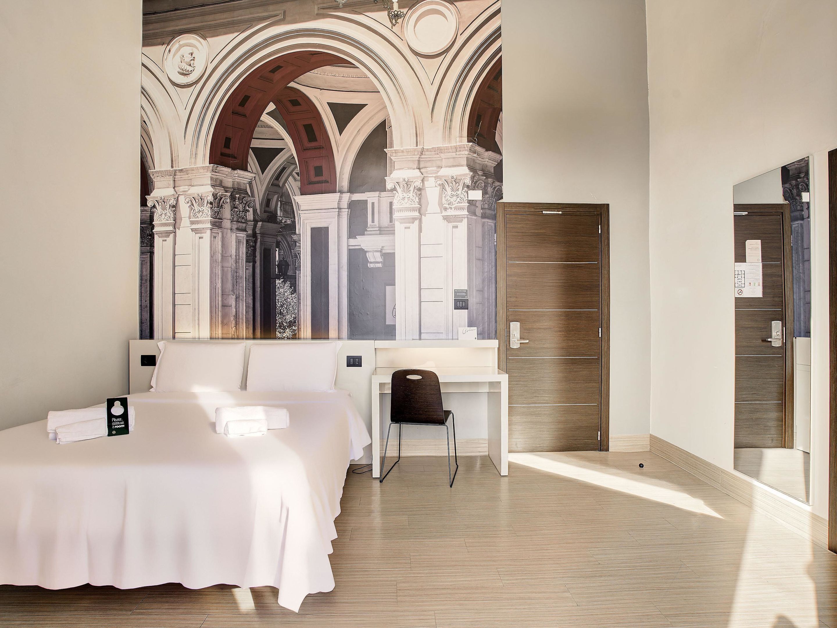 Quarto casal standard | Roupas de cama antialérgicas, edredons de pluma, cofres nos quartos