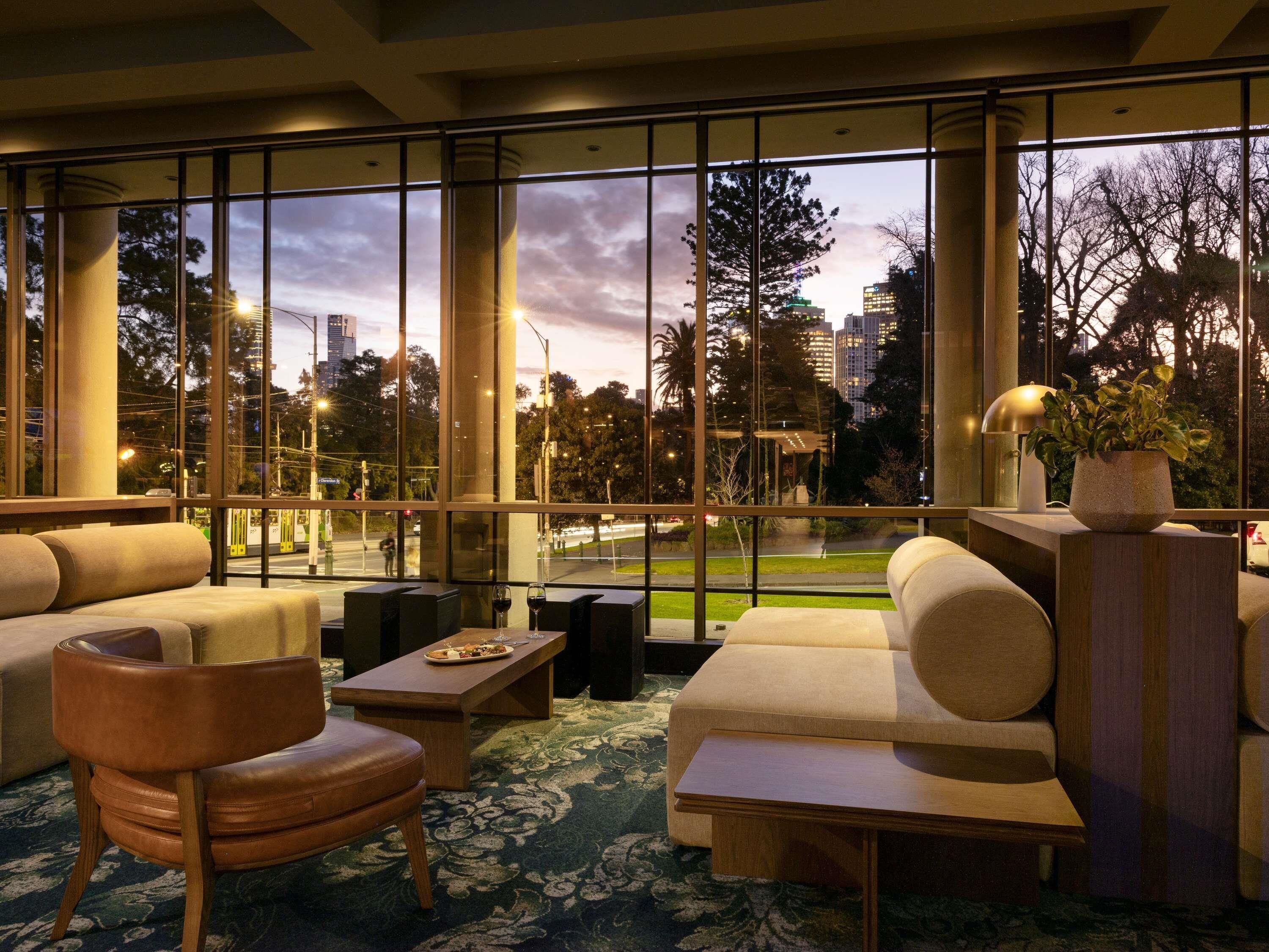 Vistas para o jardim, serve almoço, jantar e happy hour 