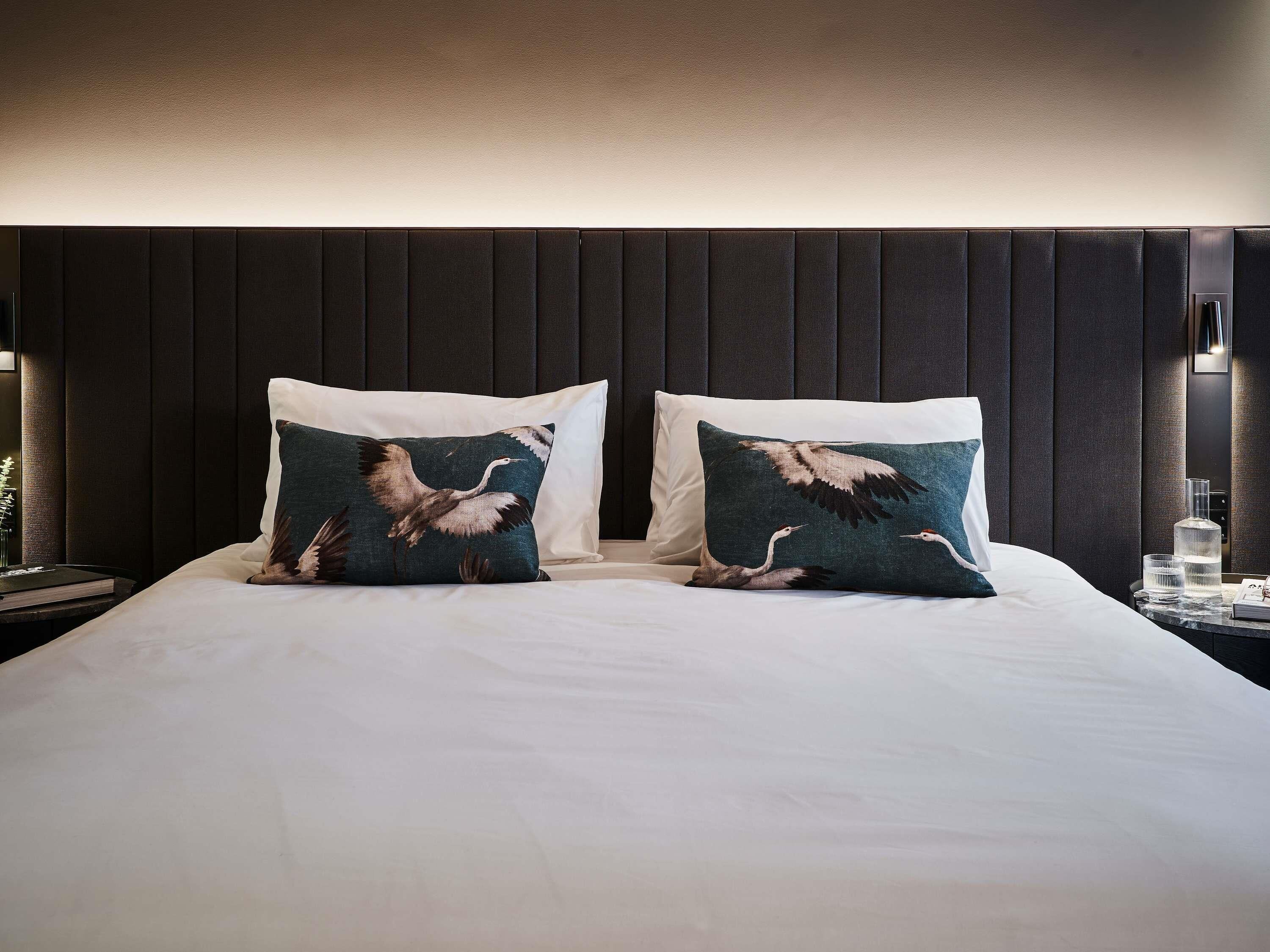 Roupas de cama premium, camas com colchões pillow-top, frigobar