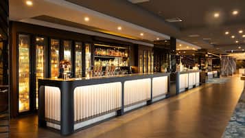 Com vista para o jardim, serve almoços, jantares e happy hour