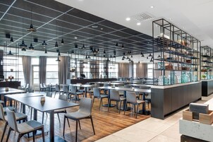 Café da manhã com buffet todos os dias mediante uma taxa