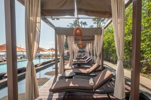 Piscina exterior, espreguiçadeiras 