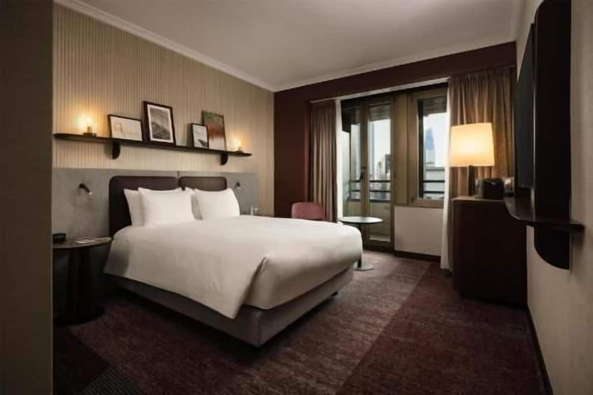 Roupa hipoalergénica, edredões de penas, minibar, cofre no quarto 