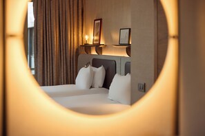Quarto Twin, 2 camas individuais, acessível (W/ Acc Bathroom) | Roupa hipoalergénica, edredões de penas, minibar, cofre no quarto 