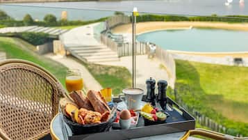 Quarto clássico, 2 camas de solteiro, sacada, vista para o mar (Overlooking Sea) | Roupas de cama premium, frigobar, cofres nos quartos, escrivaninha