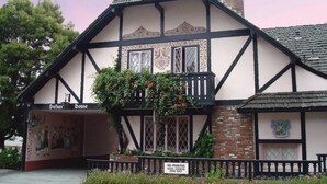 Um edifício em estilo Tudor com uma placa que diz 'Apenas Área de Carregamento do Hotel'.
