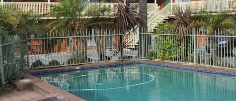 Piscina exterior, espreguiçadeiras