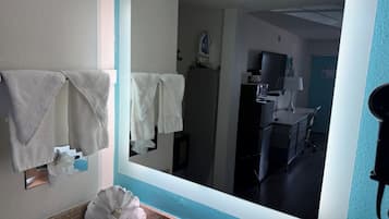 Artigos de higiene pessoal grátis, um secador de cabelo