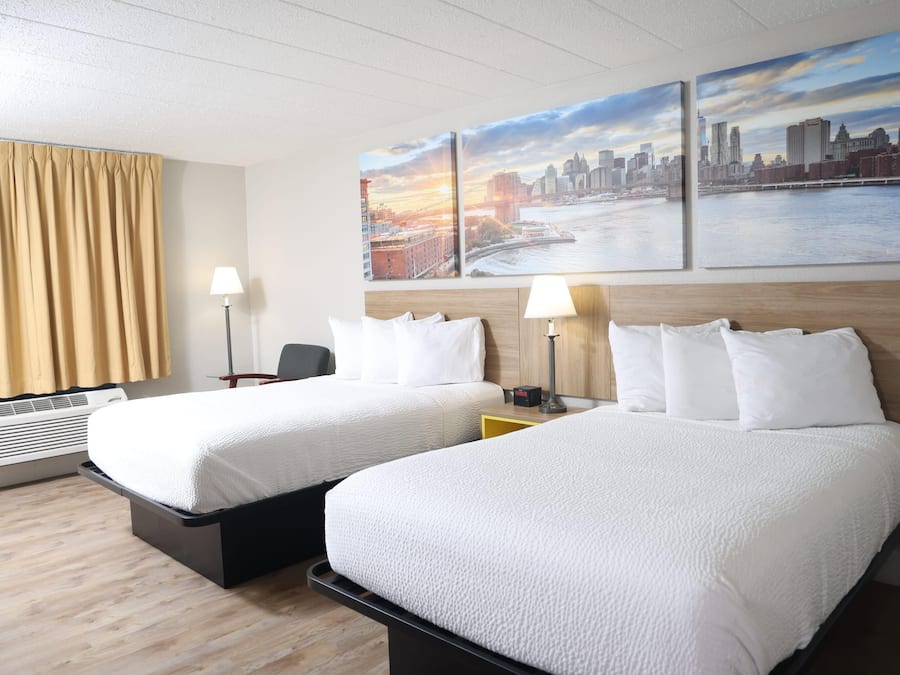 Quarto Duplo, 2 camas de casal | Com decoração personalizada, com mobília individualizada, secretária