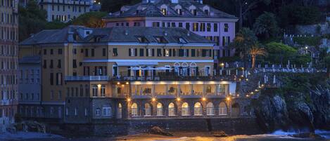 Fachada da propriedade à noite