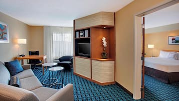 Suite, 1 quarto | Sala | Televisor de ecrã plano de 32 polegadas com canais por cabo, televisor