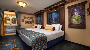 Quarto de hotel com duas camas, uma toucador com espelho e um quadro grande na parede.
