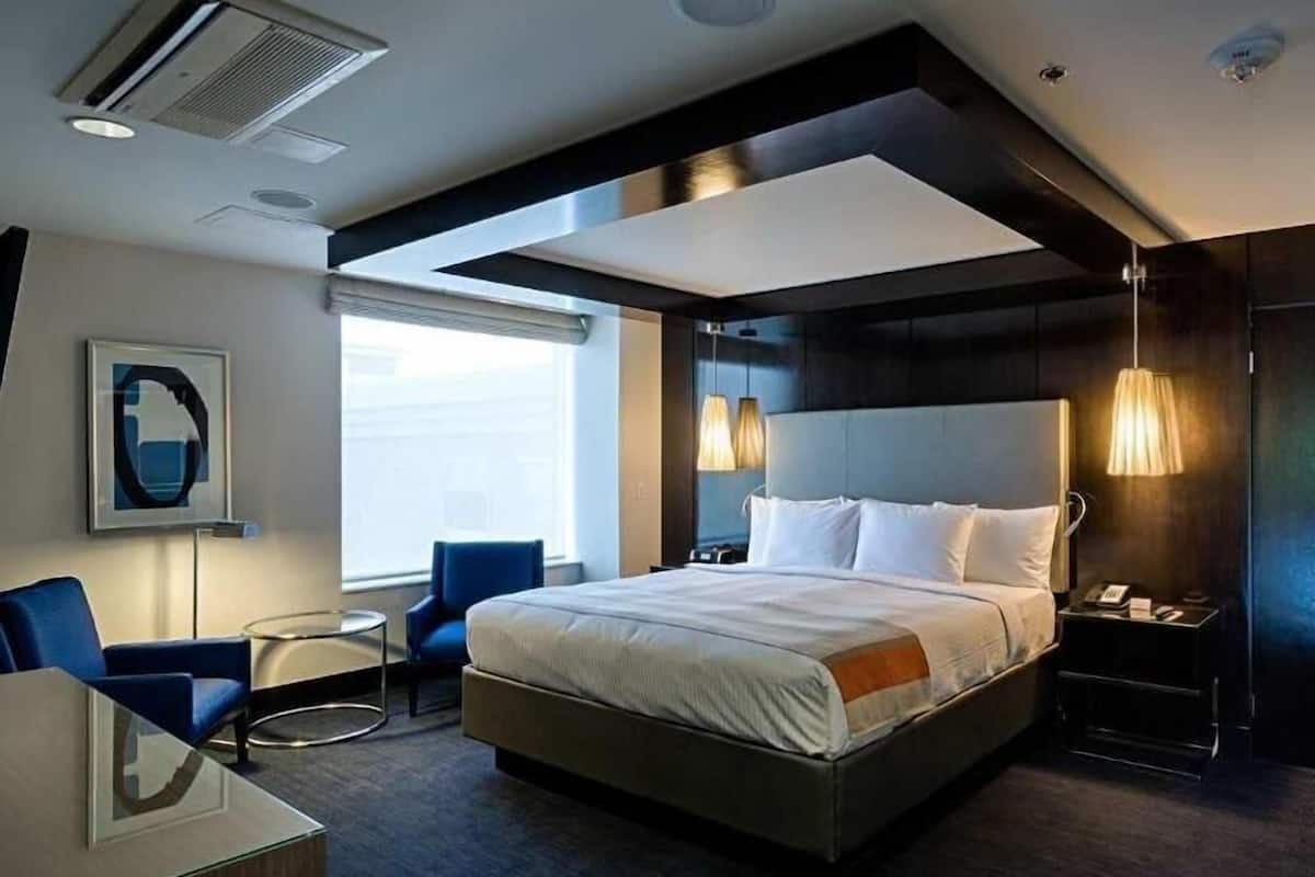 Cofres nos quartos, cortinas blackout, ferros/tábuas de passar roupa