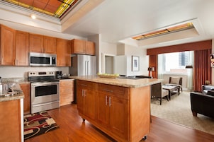 Suíte, 1 quarto, cozinha | Cozinha privada | Cafeteira/chaleira, produtos de limpeza biodegradáveis disponíveis