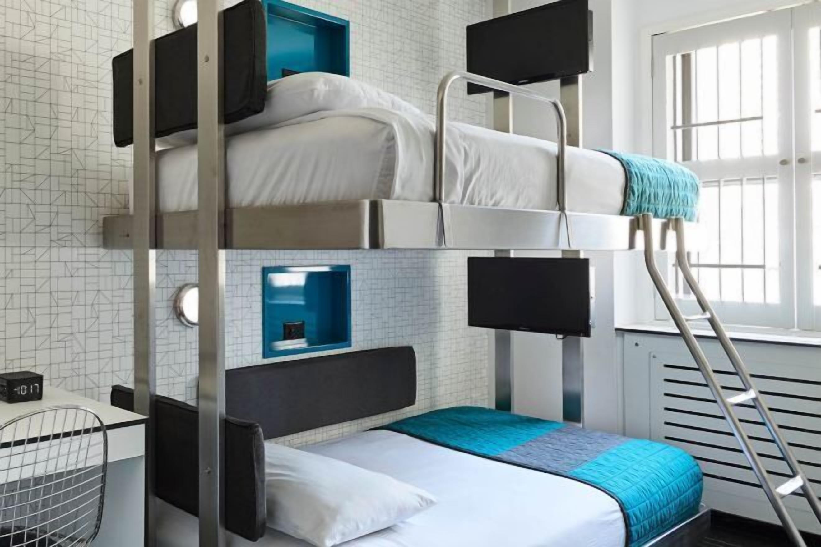 Roupas de cama premium, cofres nos quartos, escrivaninha