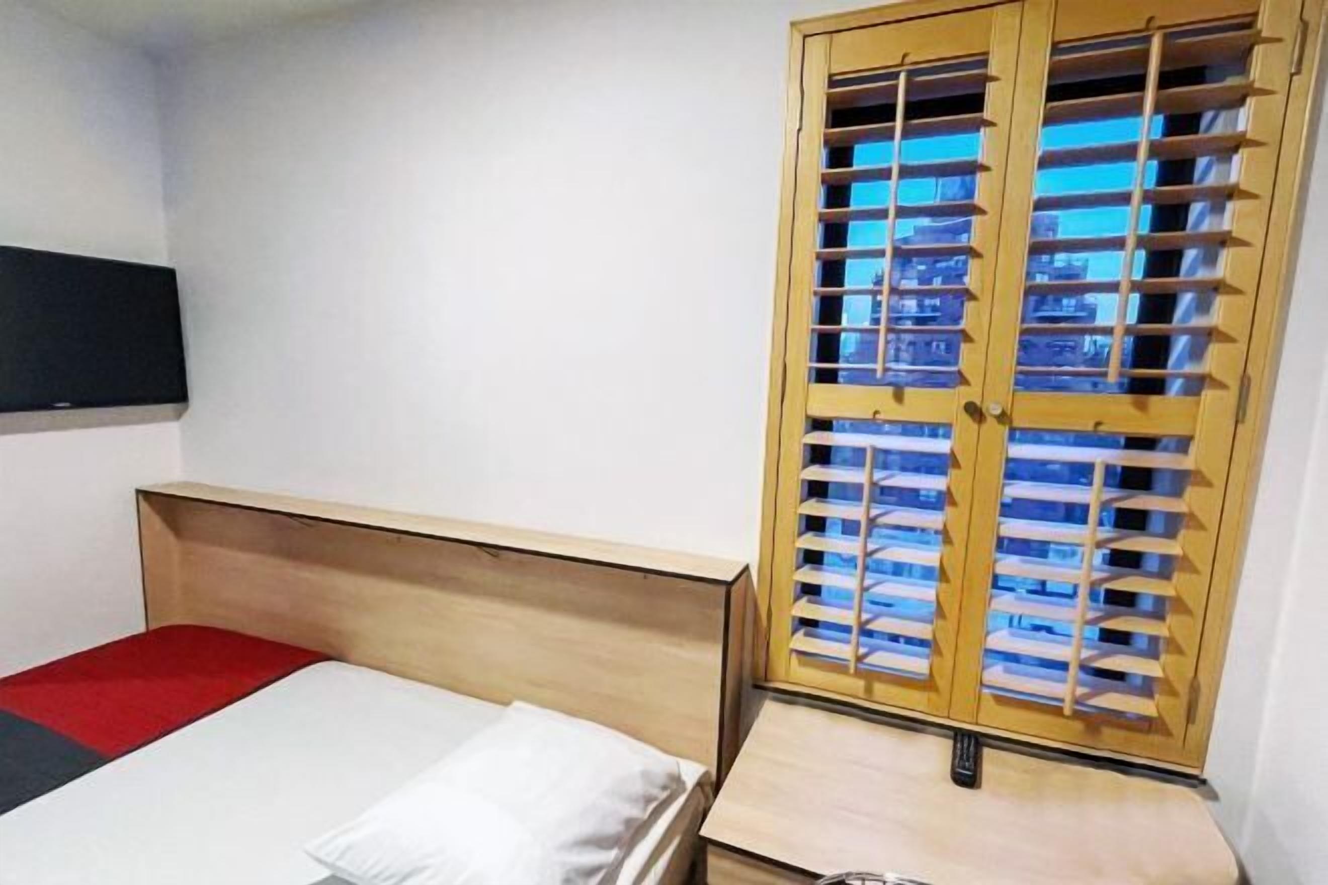 Roupas de cama premium, cofres nos quartos, escrivaninha