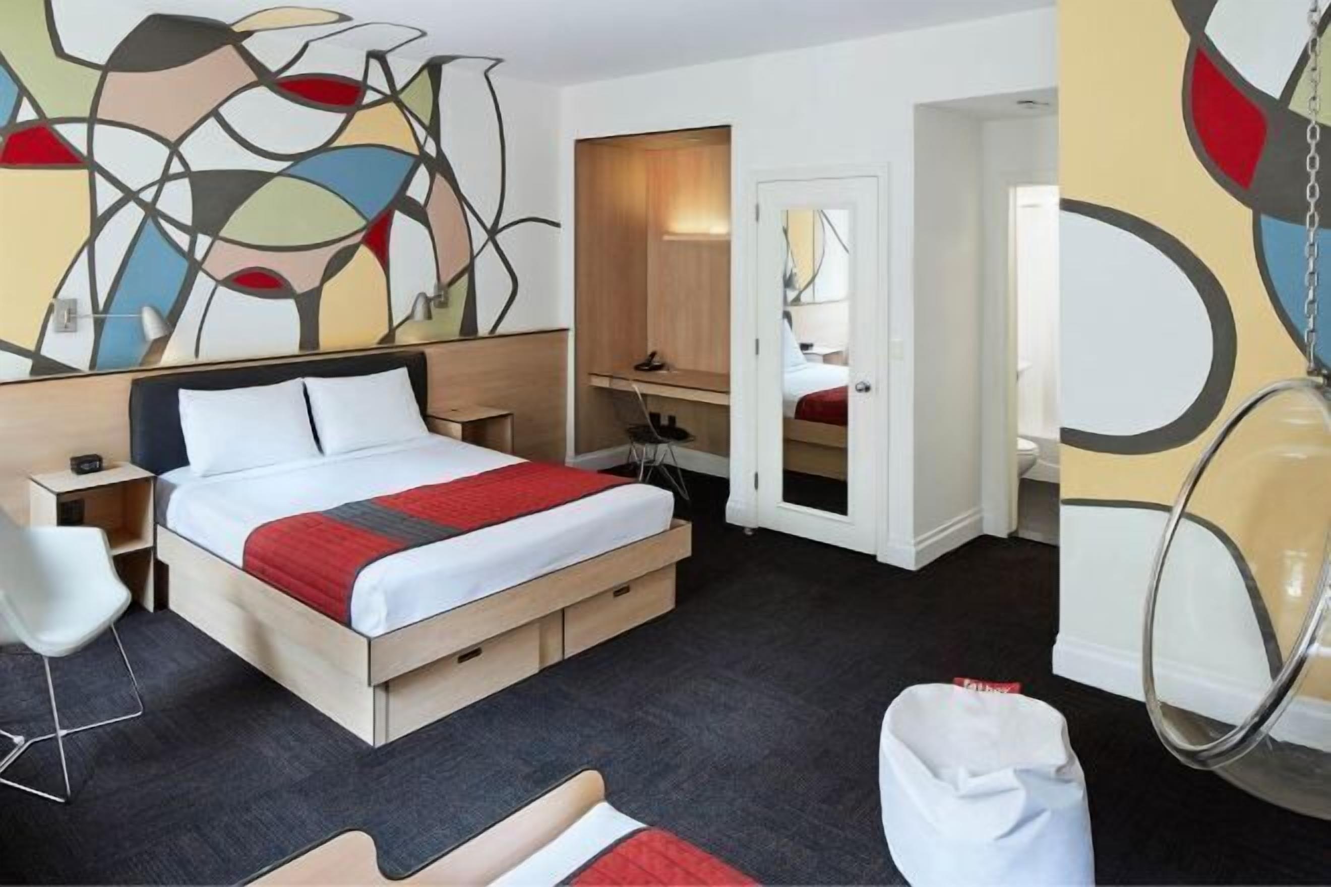 Roupas de cama premium, cofres nos quartos, escrivaninha